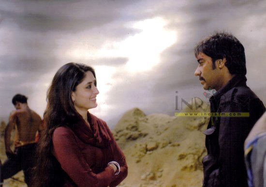 Kareena Kapoor, Ajay Devgan in Halla Bol / Halla Bol - Bollywood Photos